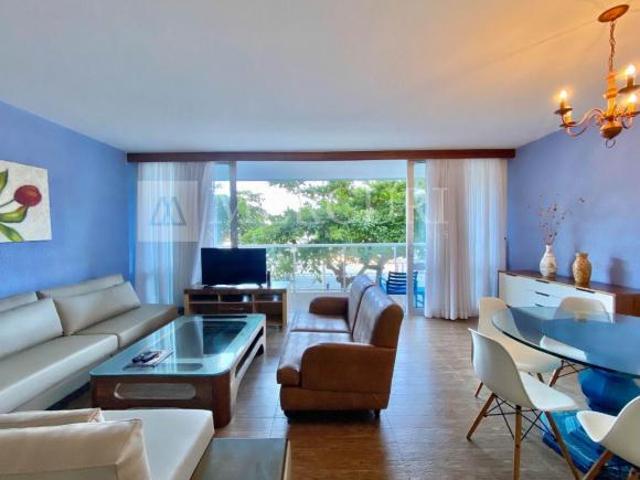 Apartamento frente ao mar à venda na Praia das Pitangueiras em Guarujá