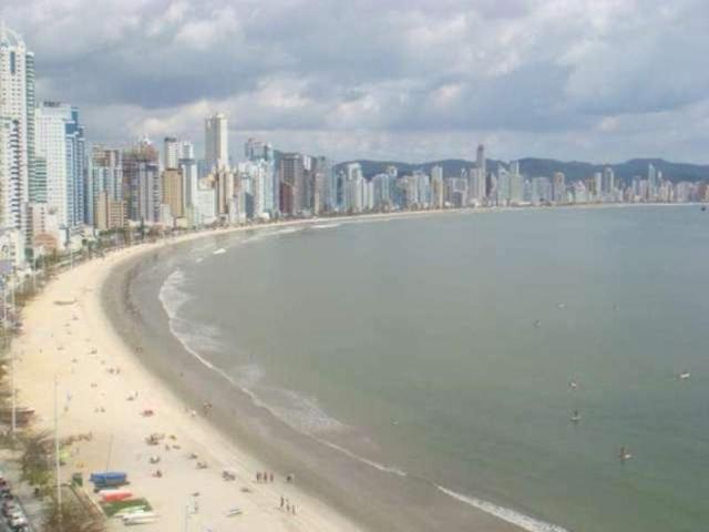 Apartamento frente ao mar com 3 suítes climatizado!