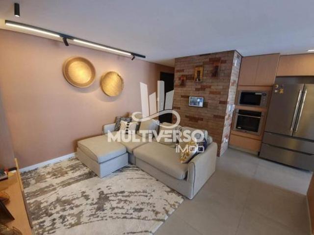 Apartamento frente ao mar em Canto do Forte – 120 m², 3 suítes, mobiliado