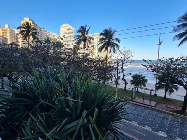 Apartamento frente mar na praia das Pitangueiras no Guarujá