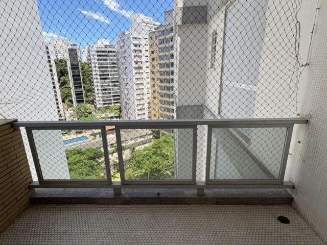 Apartamento Frente Mar no Guarujá – 3 Dormitórios, 1 Suíte, Sacada e 50m da Praia
