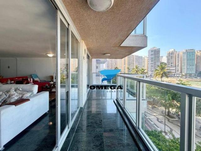 Apartamento frente mar à venda na praia das Pitangueiras no Guarujá I Omega Imoveis