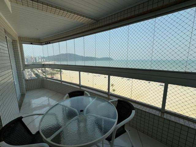 APARTAMENTO FRENTE MAR, COM 03 SUÍTES, 02 VAGAS, CHURRASQUEIRA À CARVÃO!