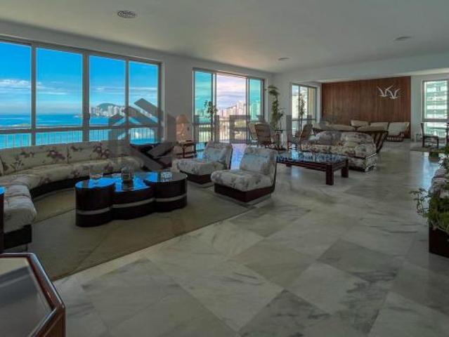 Apartamento frente mar com varanda na Praia das Pitangueiras, Guaruja