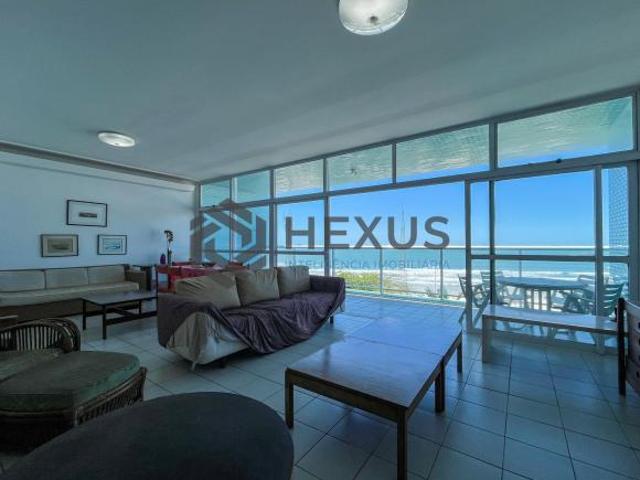 Apartamento frente mar com varanda na Praia das Pitangueiras, Guaruja