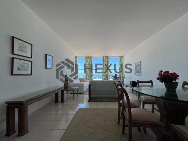 Apartamento frente mar com varanda na Praia das Pitangueiras, Guaruja