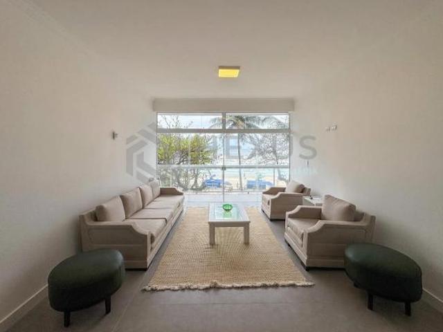 Apartamento frente mar com varanda na Praia das Pitangueiras, Guaruja