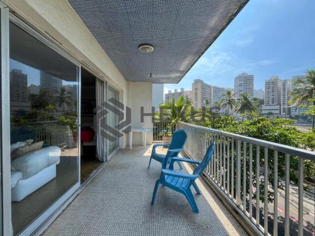 Apartamento frente mar com varanda na Praia das Pitangueiras, Guaruja