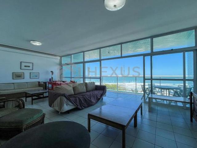 Apartamento frente mar com varanda na Praia das Pitangueiras, Guaruja