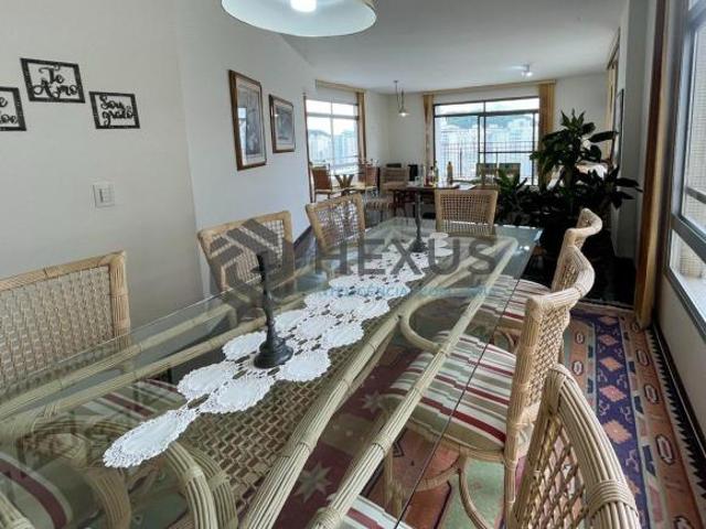 Apartamento frente mar com varanda na Praia das Pitangueiras, Guaruja