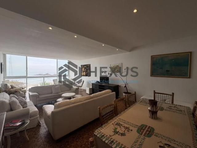 Apartamento frente mar com varanda na Praia das Pitangueiras, Guarujá