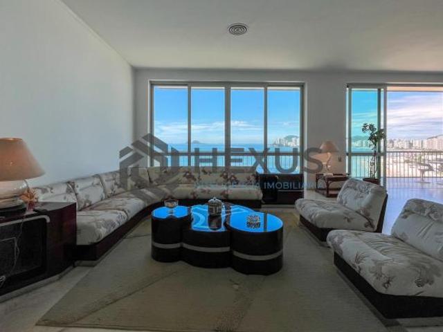 Apartamento frente mar com varanda na Praia das Pitangueiras, Guaruja
