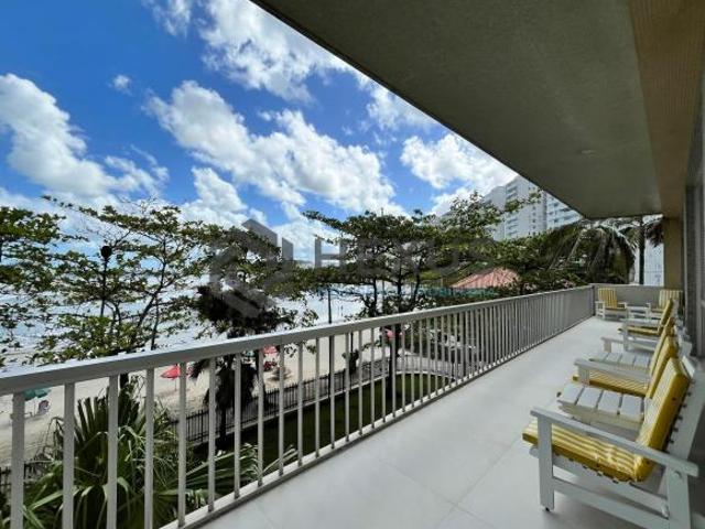 Apartamento frente mar com varanda na Praia das Pitangueiras, Guaruja