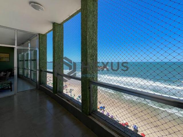 Apartamento frente mar com varanda na Praia das Pitangueiras, Guaruja