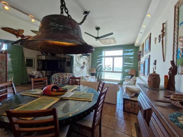 Apartamento frente mar com varanda na Praia das Pitangueiras, Guaruja