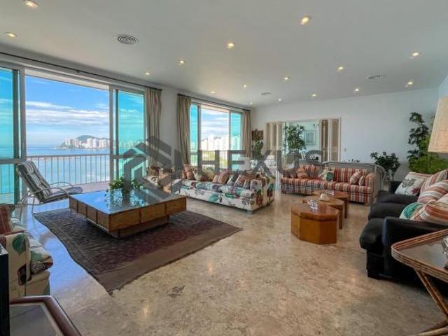 Apartamento frente mar com varanda na Praia das Pitangueiras, Guaruja