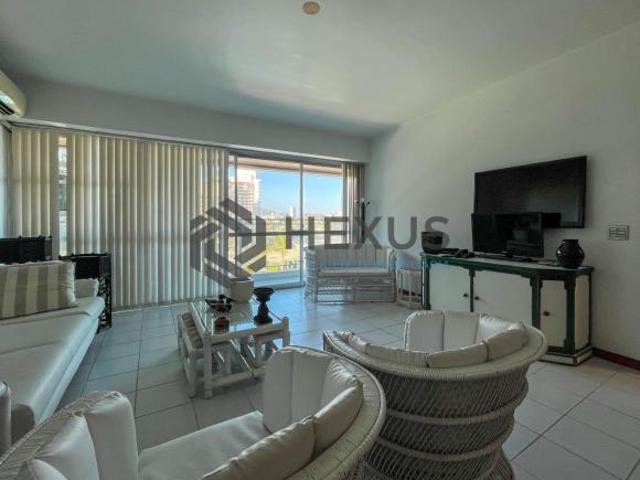 Apartamento frente mar com varanda e lazer de clube, Pitangueiras, Guaruja