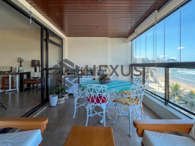 Apartamento frente mar com varanda e lazer no Jardim Astúrias, Guarujá