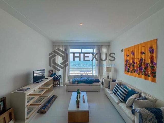 Apartamento frente mar com varanda e vista mar na Praia das Pitangueiras, Guaruj