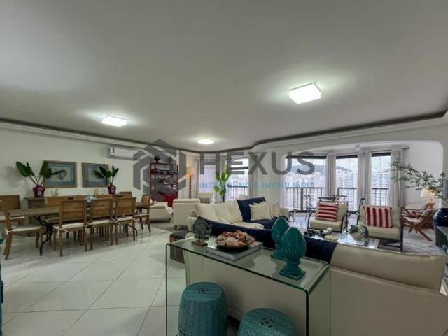 Apartamento frente mar com varanda e vista mar na Praia das Pitangueiras, Guaruj