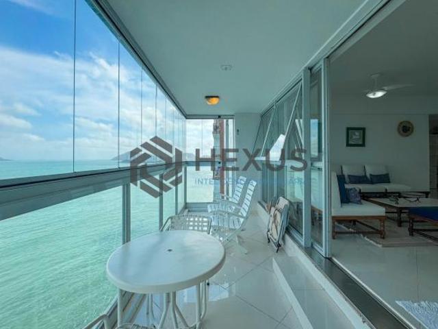 Apartamento frente mar com varanda e vista mar na Praia das Pitangueiras, Guaruj