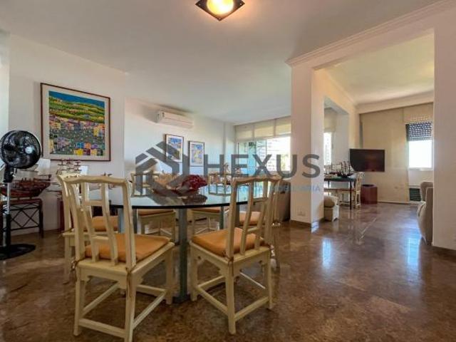 Apartamento frente mar com varanda e vista mar na Praia das Pitangueiras, Guaruj