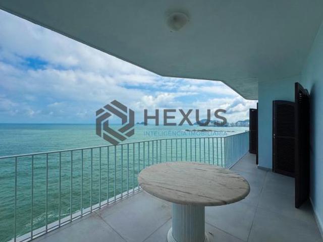 Apartamento frente mar com varanda e vista mar na Praia das Pitangueiras, Guaruj