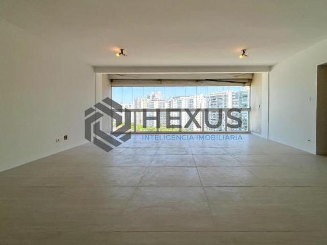 Apartamento frente mar com varanda e vista mar na Praia das Pitangueiras, Guaruj