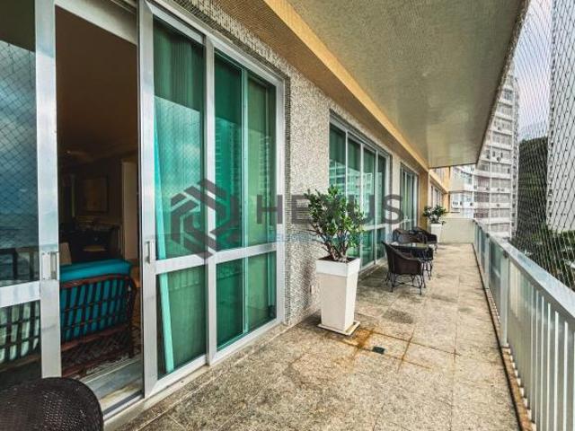 Apartamento frente mar com varanda e vista mar na Praia das Pitangueiras, Guaruj