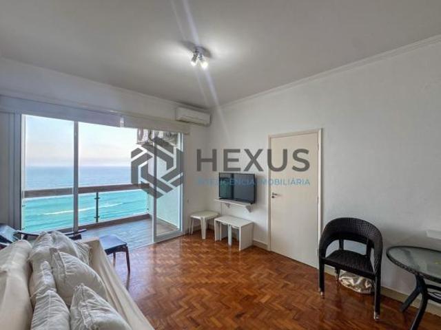 Apartamento frente mar com varanda e vista mar na Praia das Pitangueiras, Guaruj