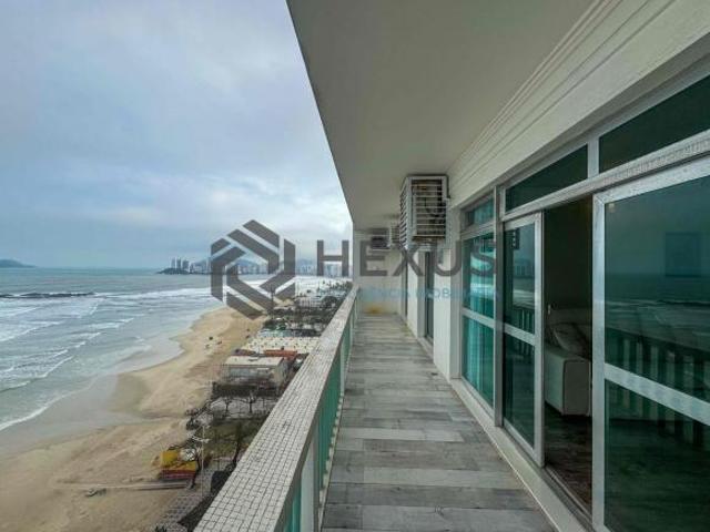 Apartamento frente mar com varanda e vista mar na Praia das Pitangueiras, Guaruj