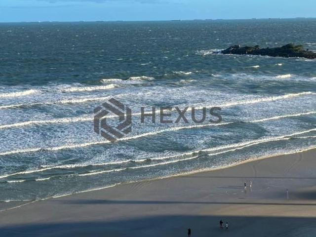 Apartamento frente mar com varanda e vista mar na Praia das Pitangueiras, Guaruj