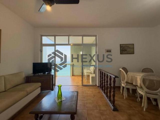 Apartamento frente mar com varanda e vista mar na Praia das Pitangueiras, Guaruj