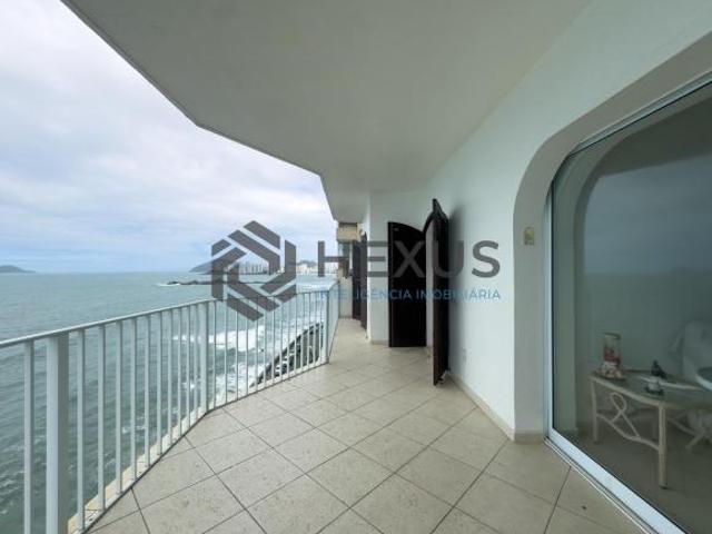 Apartamento frente mar com varanda e vista mar na Praia das Pitangueiras, Guaruj