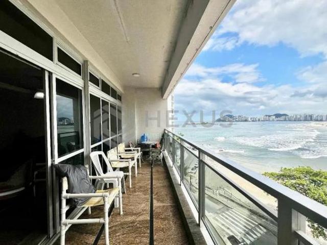 Apartamento frente mar com varanda e vista mar na Praia das Pitangueiras, Guaruja