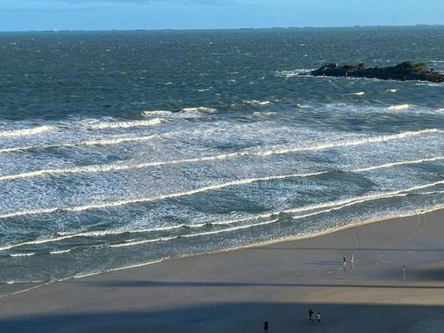 Apartamento frente mar com varanda e vista mar na Praia das Pitangueiras, Guaruja