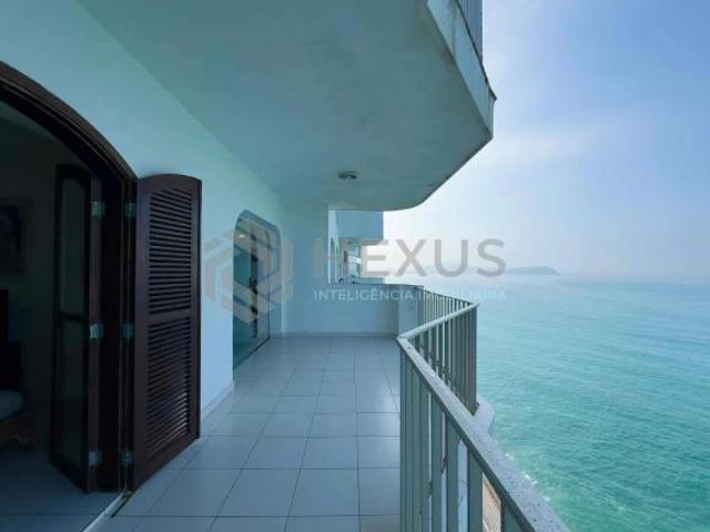 Apartamento frente mar com varanda e vista mar na Praia das Pitangueiras, Guaruja