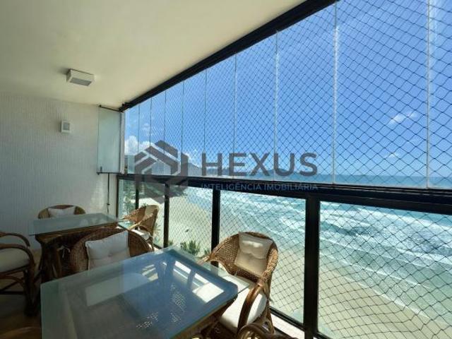 Apartamento frente mar com varanda em prédio com lazer na beira mar da Praia das