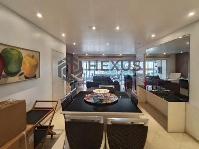 Apartamento frente mar com varanda gourmet e lazer na Praia da Enseada, Guaruja