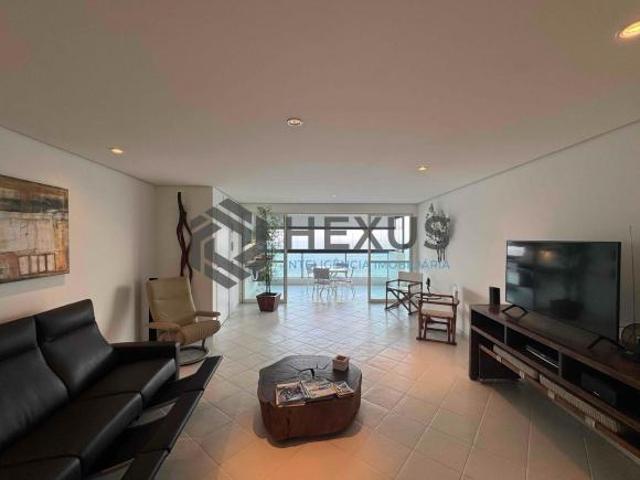 Apartamento frente mar com varanda gourmet e lazer na Praia das Pitangueiras, Gu