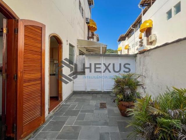 Apartamento frente mar com varanda lazer e quintal na Enseada, Guarujá