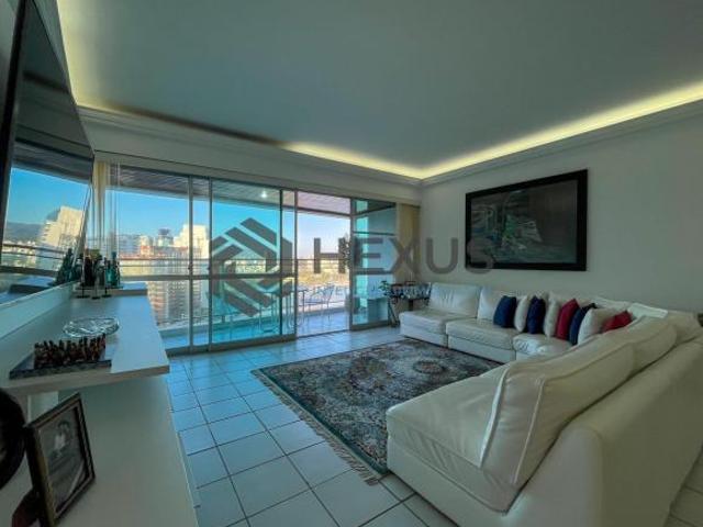 Apartamento frente mar com varanda, vista mar e lazer na Praia das Pitangueiras