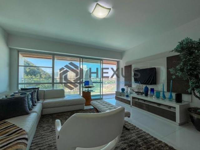 Apartamento frente mar com varanda, vista mar e lazer na Praia das Pitangueiras