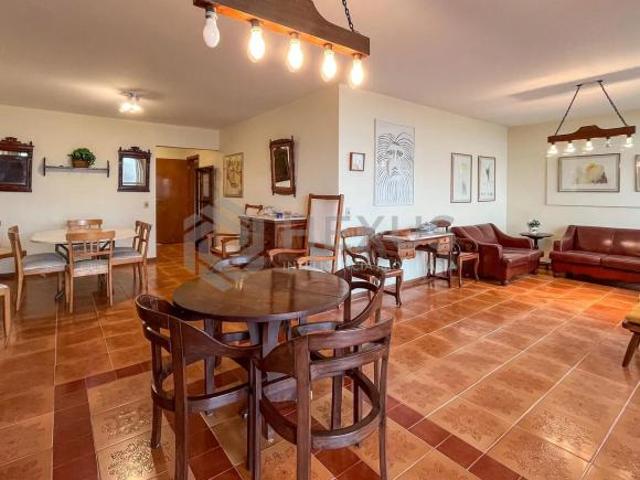 Apartamento frente mar com varanda vista mar e lazer na Praia das Pitangueiras, Guarujá