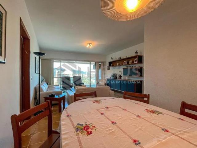 Apartamento frente mar com varanda, vista mar e lazer na Praia das Pitangueiras, Guaruja