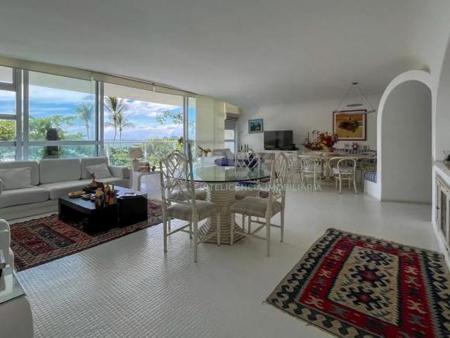 Apartamento frente mar com varanda vista mar e lazer na Praia das Pitangueiras, Guaruja