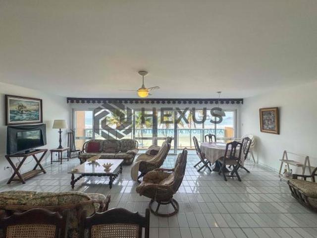 Apartamento frente mar com varanda vista mar na Praia das Pitangueiras, Guaruja