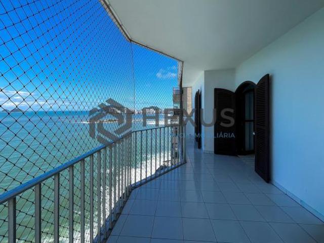 Apartamento frente mar com varanda vista mar na Praia das Pitangueiras, Guarujá