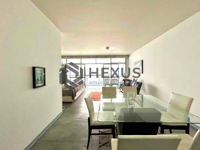 Apartamento frente mar com varanda vista mar na Praia das Pitangueiras, Guaruja