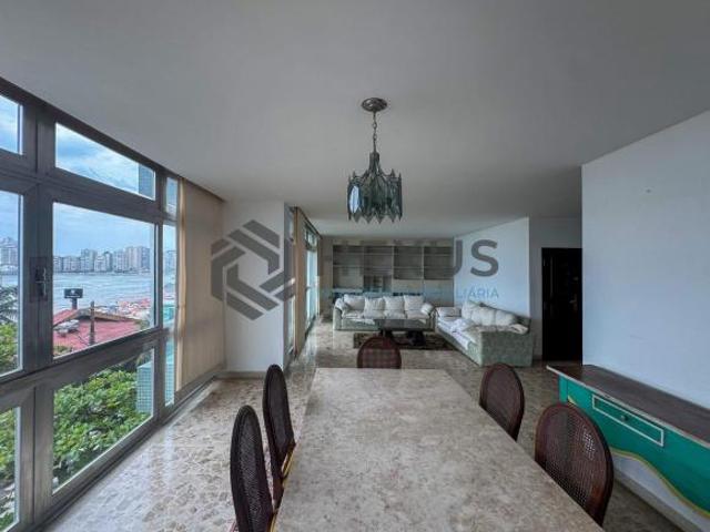 Apartamento frente mar com varanda vista mar na Praia das Pitangueiras, Guaruja